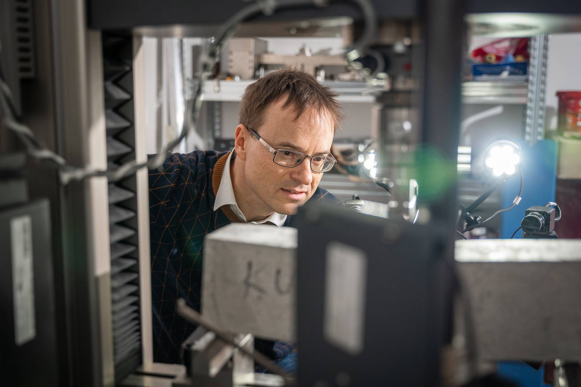 ERC grant pro vědce z VUT. Bude zkoumat příčiny únavy betonu | Fakulta ...